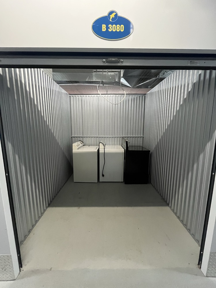 iBid4Storage.com - Montreal Mini-Storage Auction - 17480212339325