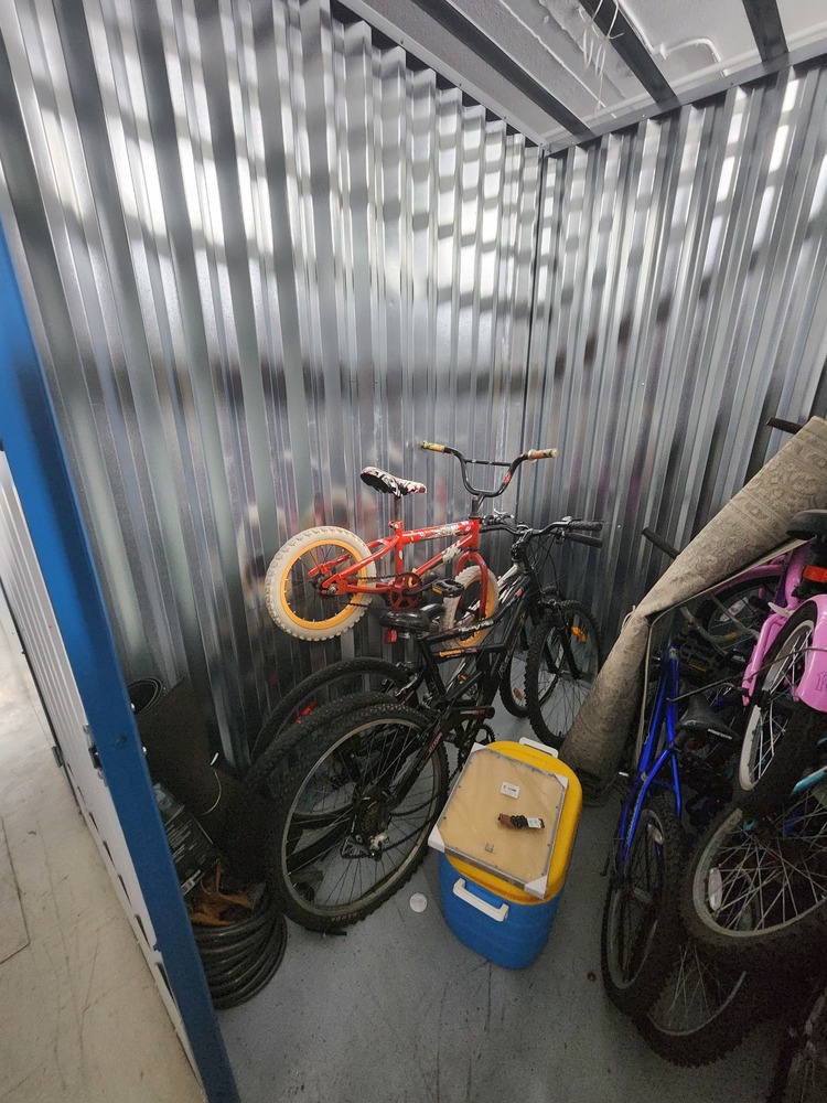 iBid4Storage.com - Montreal Mini-Storage Auction - 17486331924120